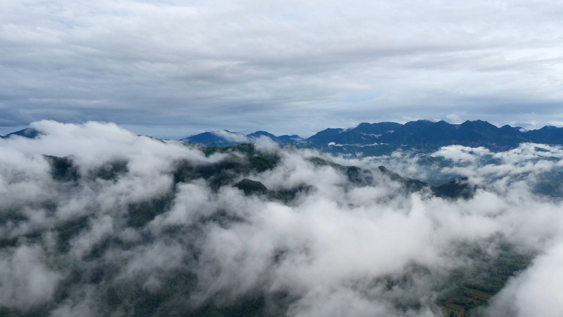 资深跑步者在一条小路上跑步航拍画面视频特效素材-千库网