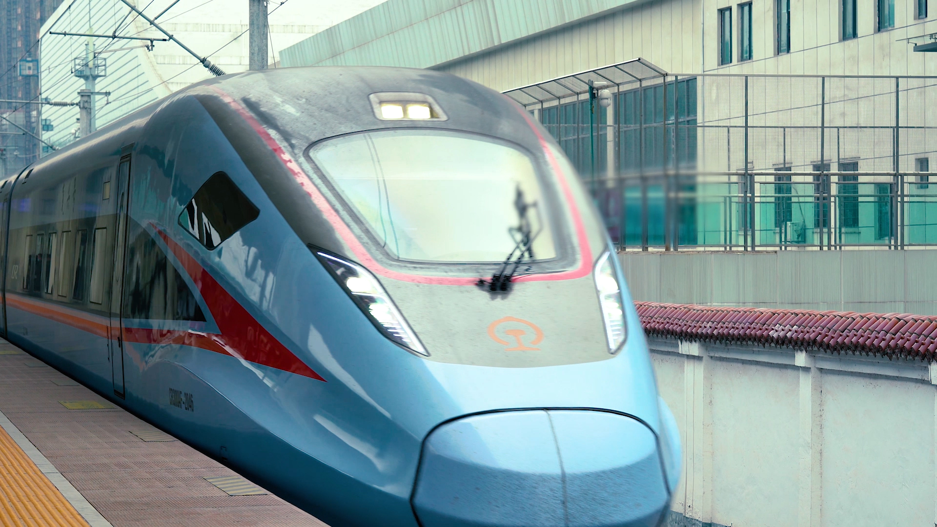 高铁车厢内年轻伴侣往行李架上放行李2视频特效素材-千库网