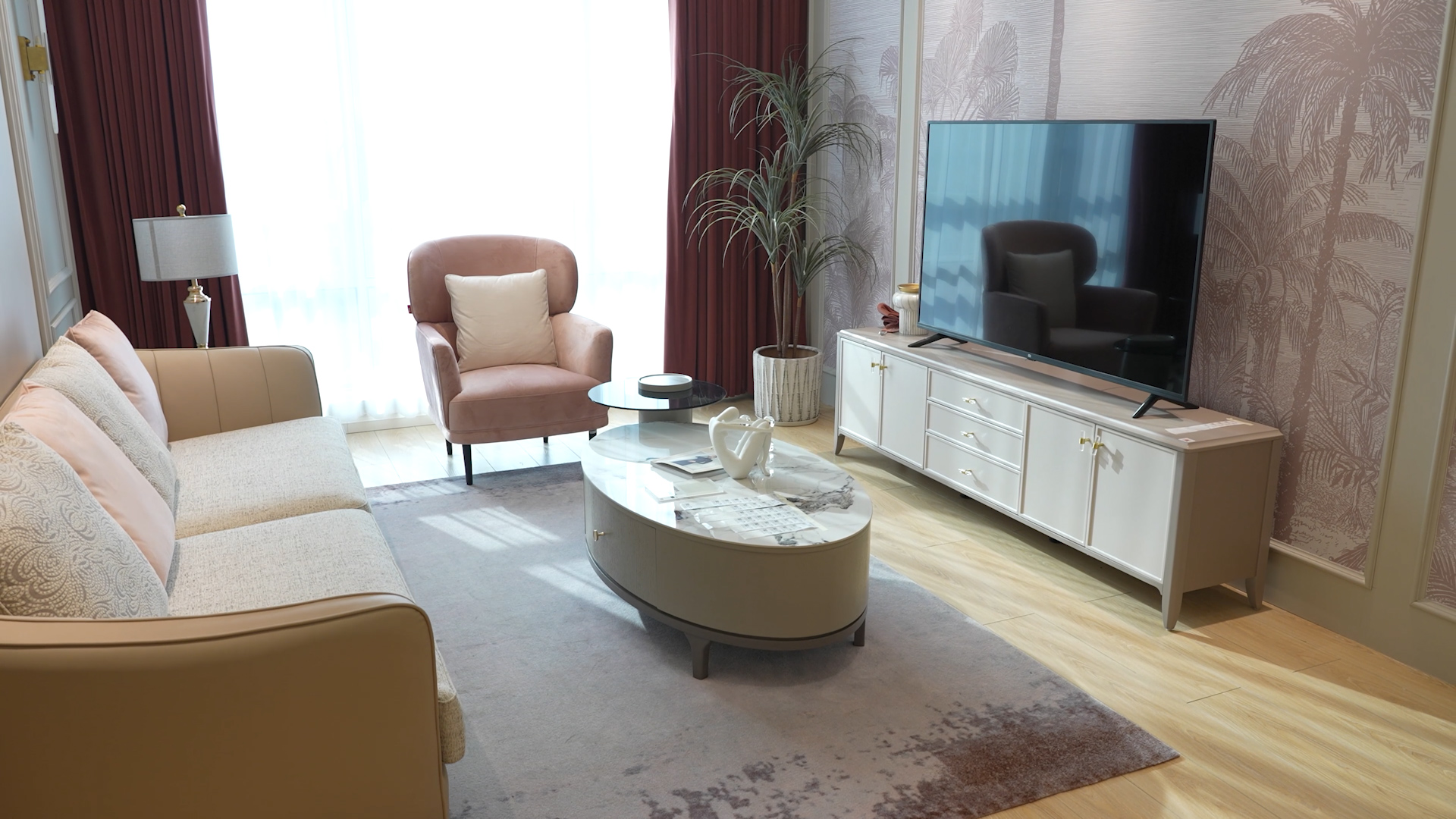 在画室里画画的才女灵感来自于在室内使用油彩的画家视频特效素材-千库网