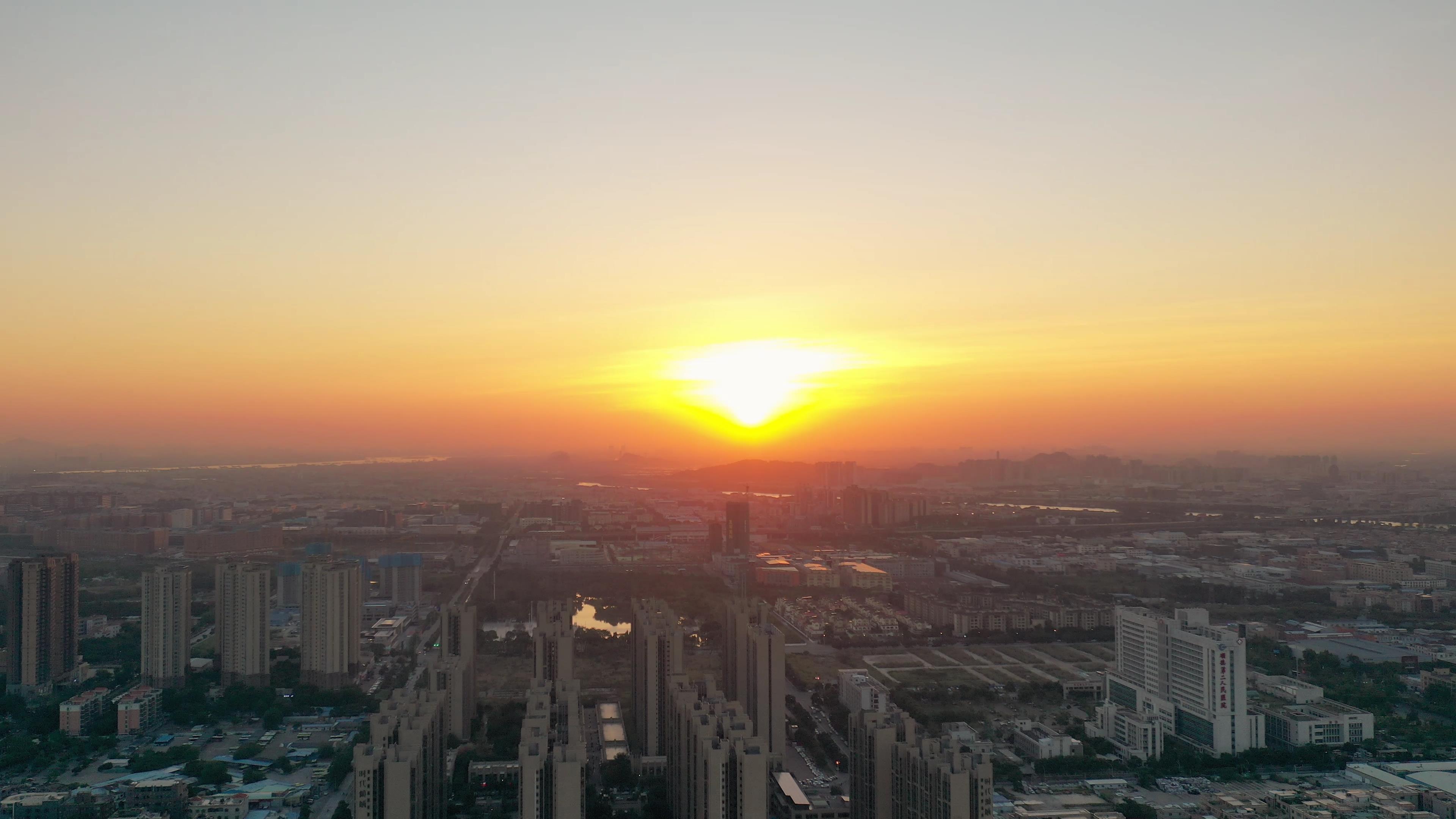 4k拍摄早晨东边太阳升起城市日出延时视频特效素材 千库网