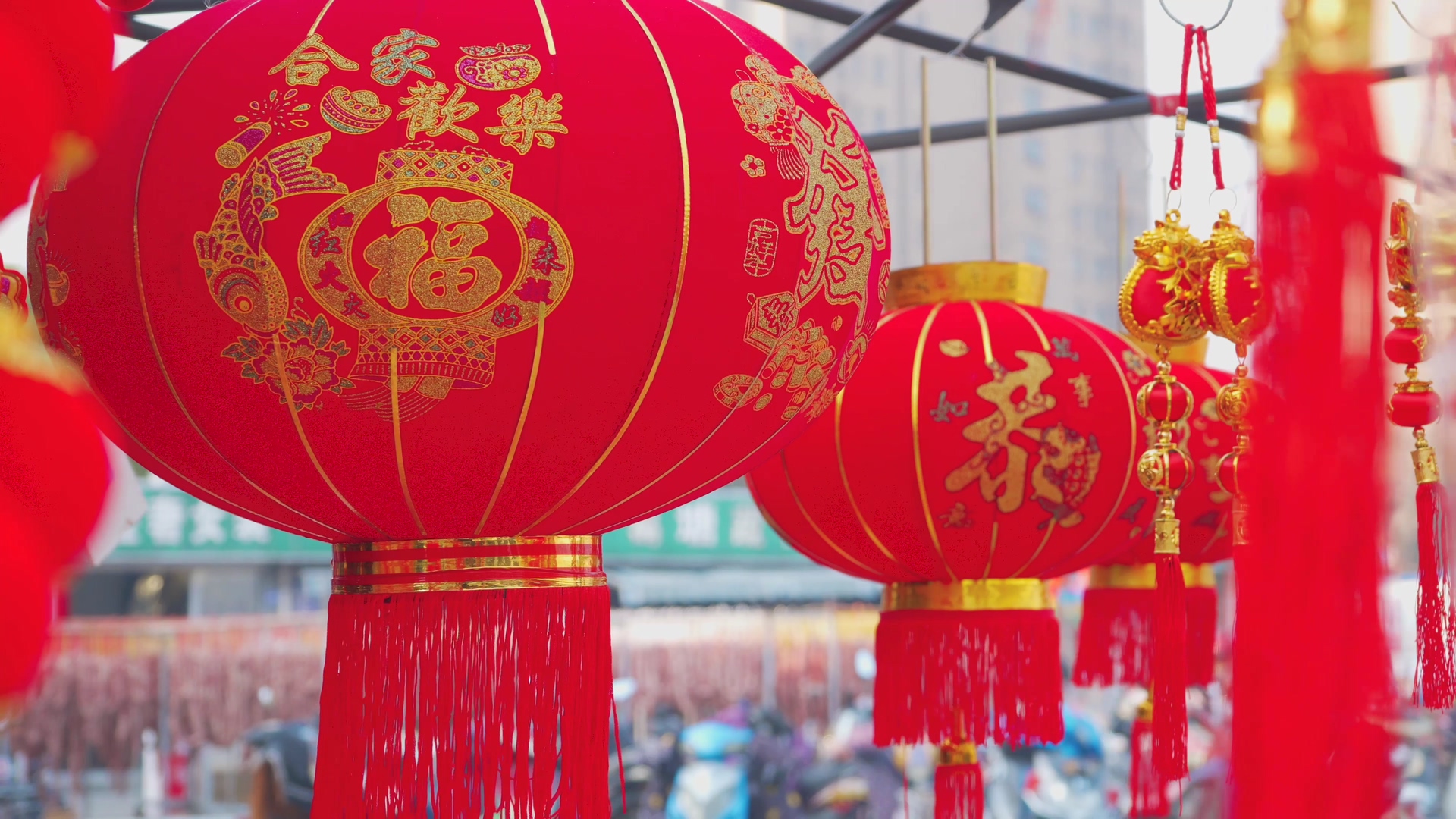 4K实拍新年实拍空镜大红灯笼新年挂件买年货年味视频视频特效素材-千库网