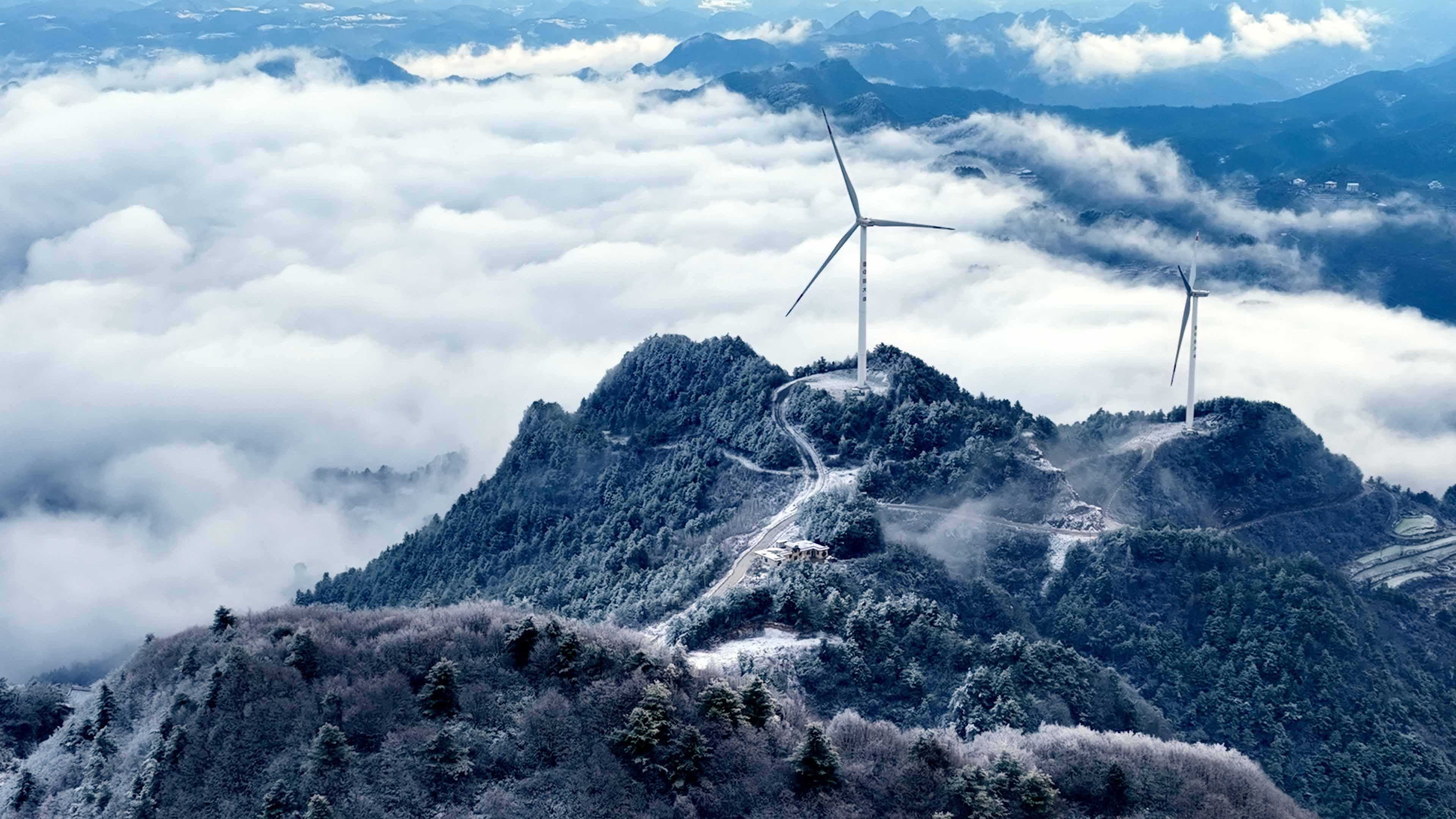 4k航拍震撼雪山中的风力发电视频特效素材-千库网