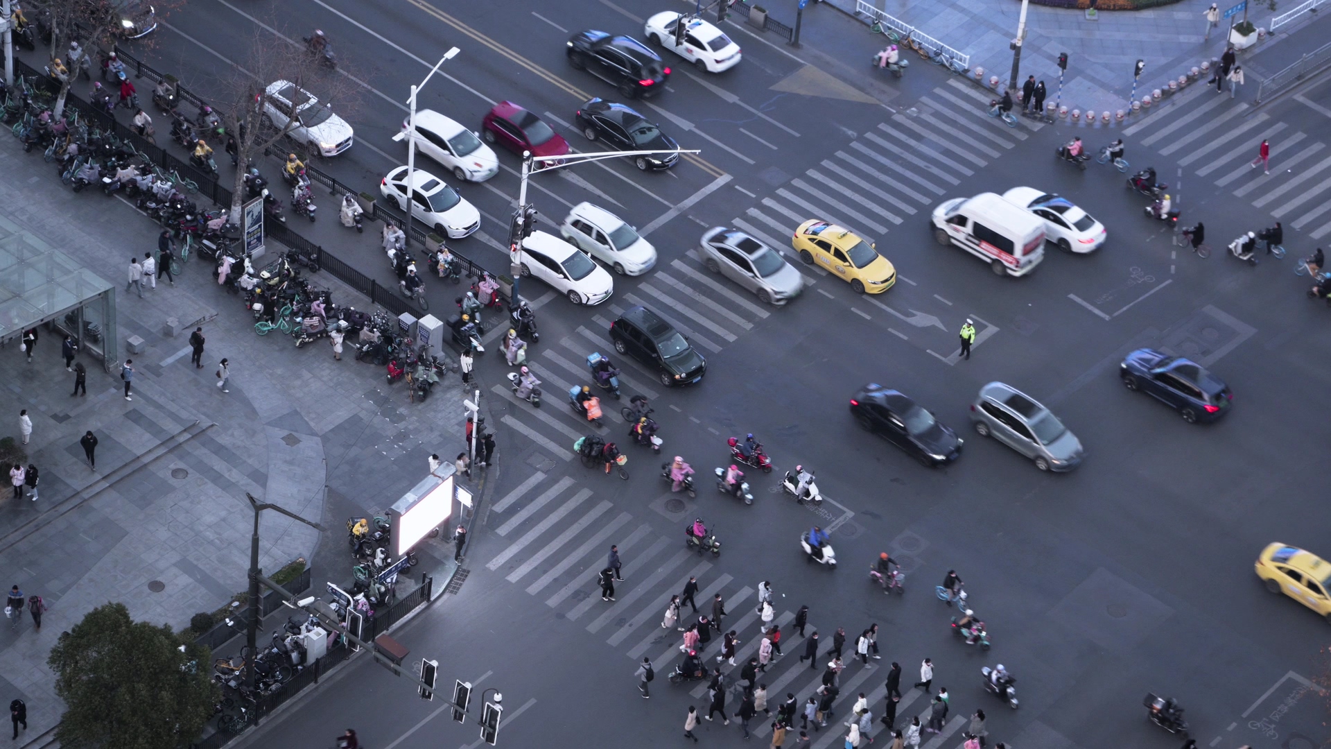 4K实拍城市路口车水马龙车流人流视频特效素材-千库网
