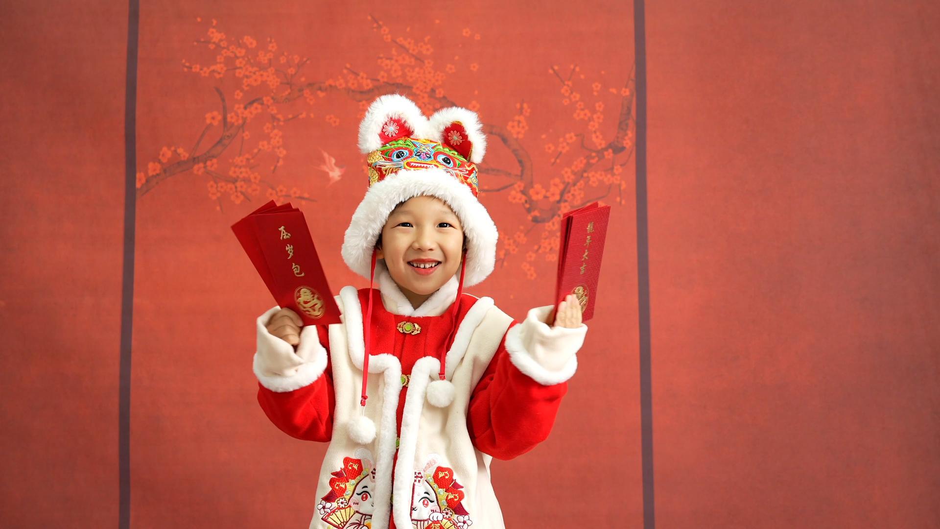 春节萌娃新年拿红包实拍视频4k视频特效素材-千库网