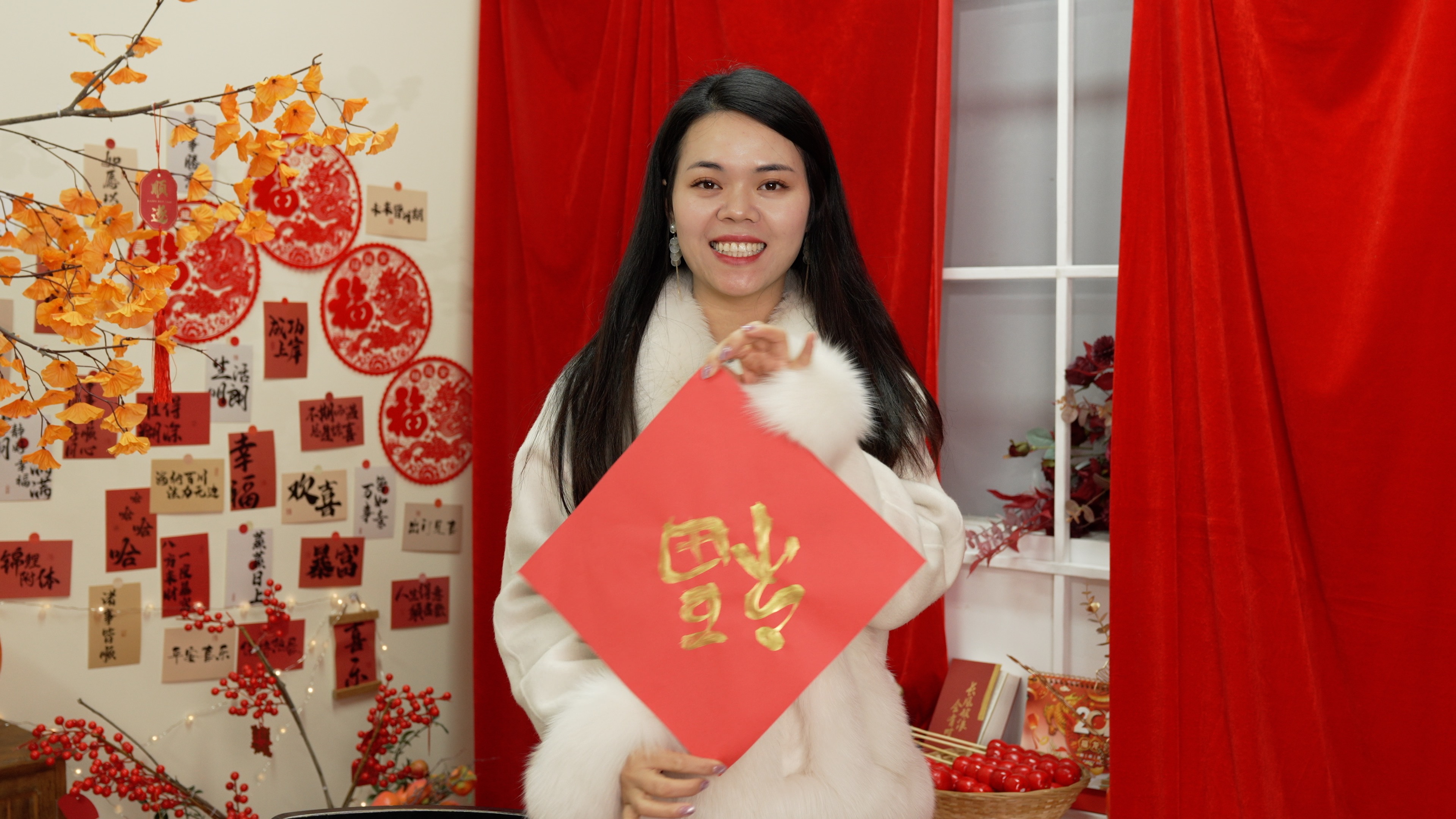 知性美女送新年祝福拜年实拍4k实拍视频素材视频特效素材-千库网