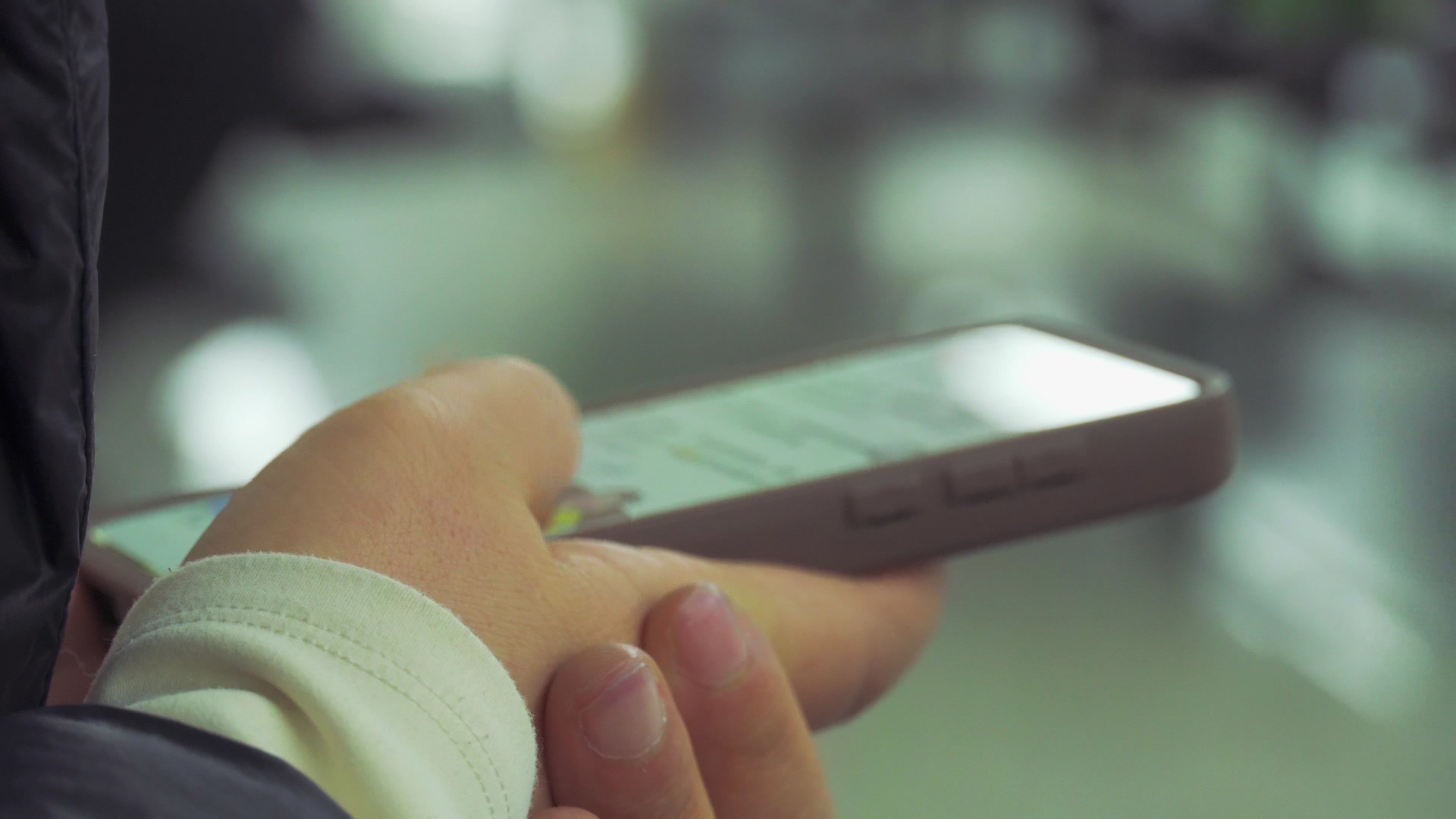 4K实拍年轻人玩手机上班族看手机实拍视频素材视频特效素材-千库网