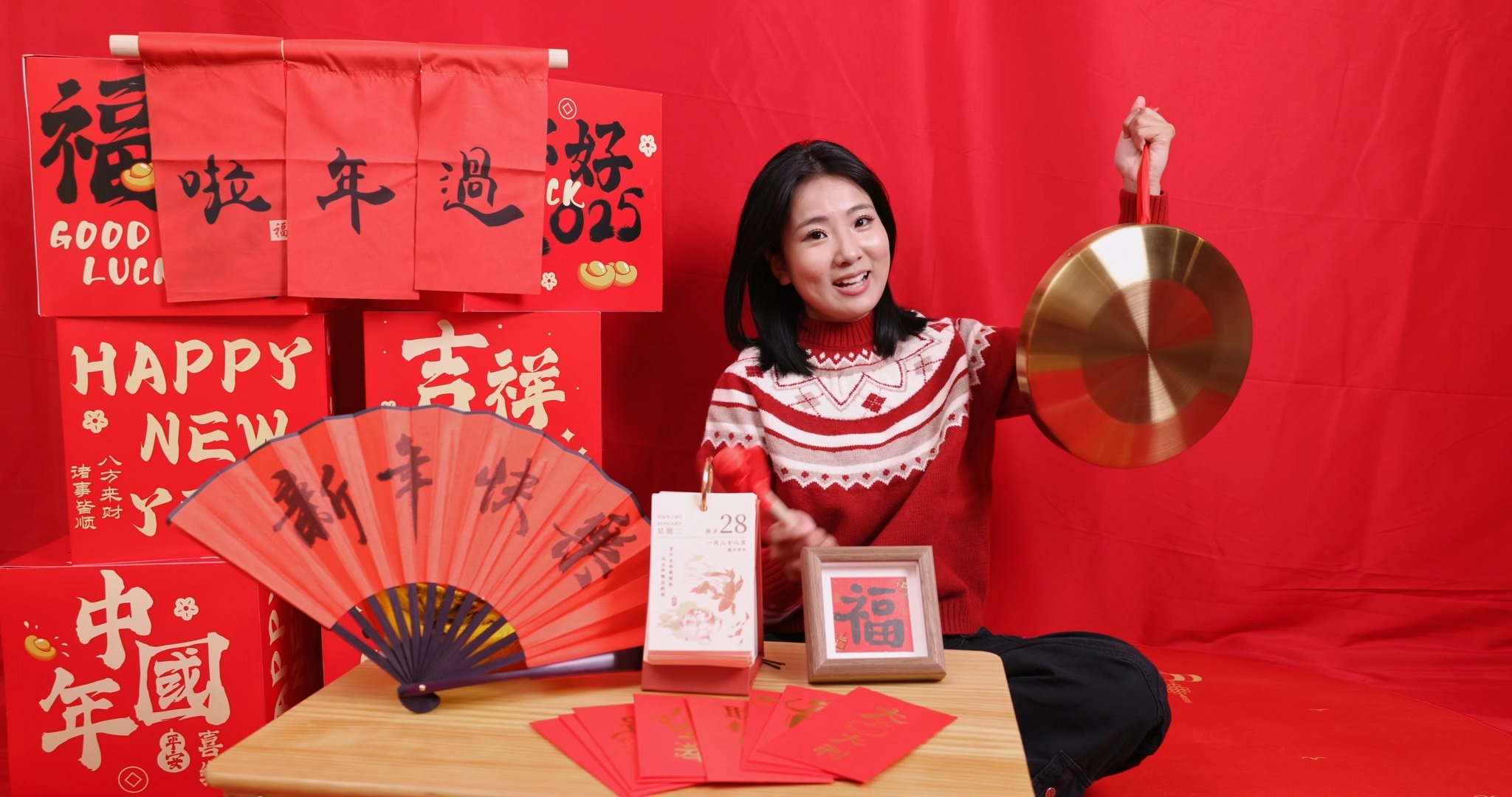 8K人像实拍新年女孩敲锣过年氛围实拍素材视频特效素材-千库网