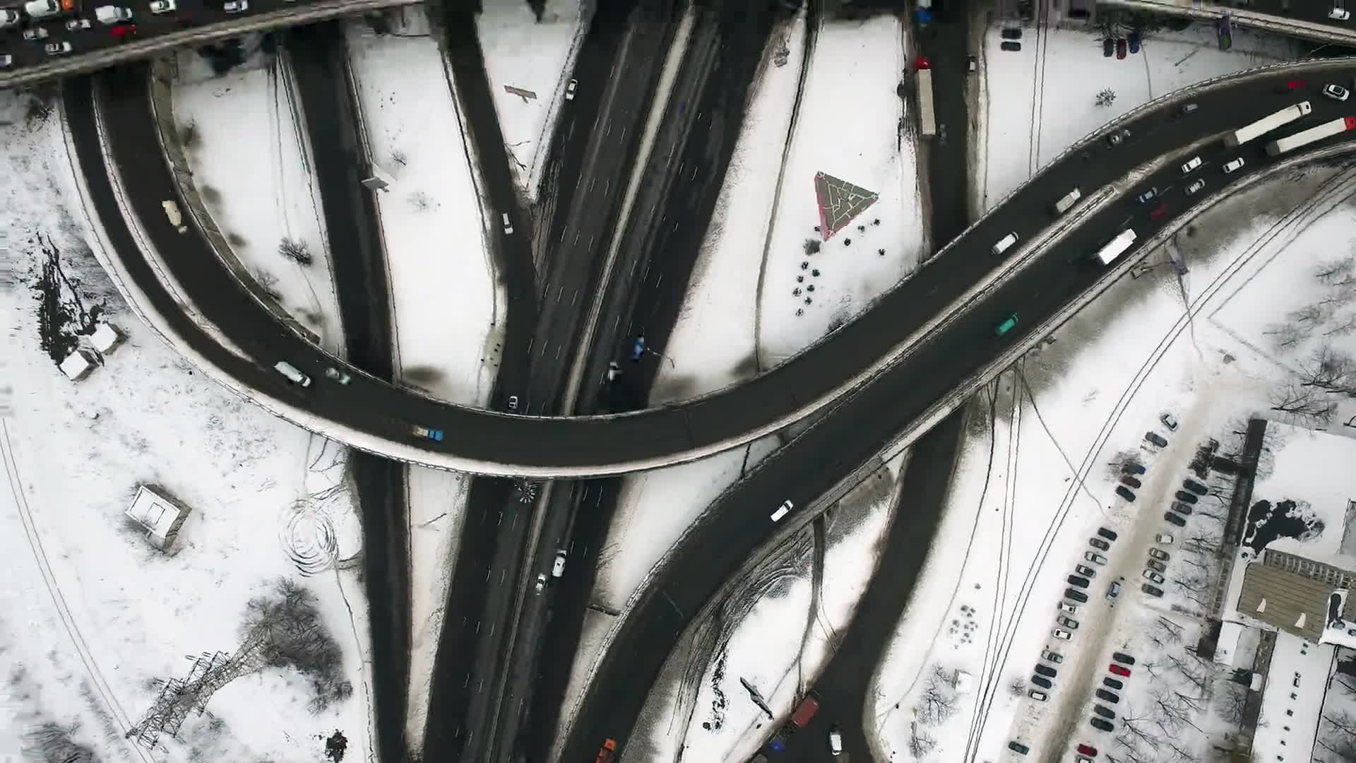 无人机观景车行驶在城市的道路交叉口俯瞰高速公路上的汽车拥堵视频特效素材-千库网