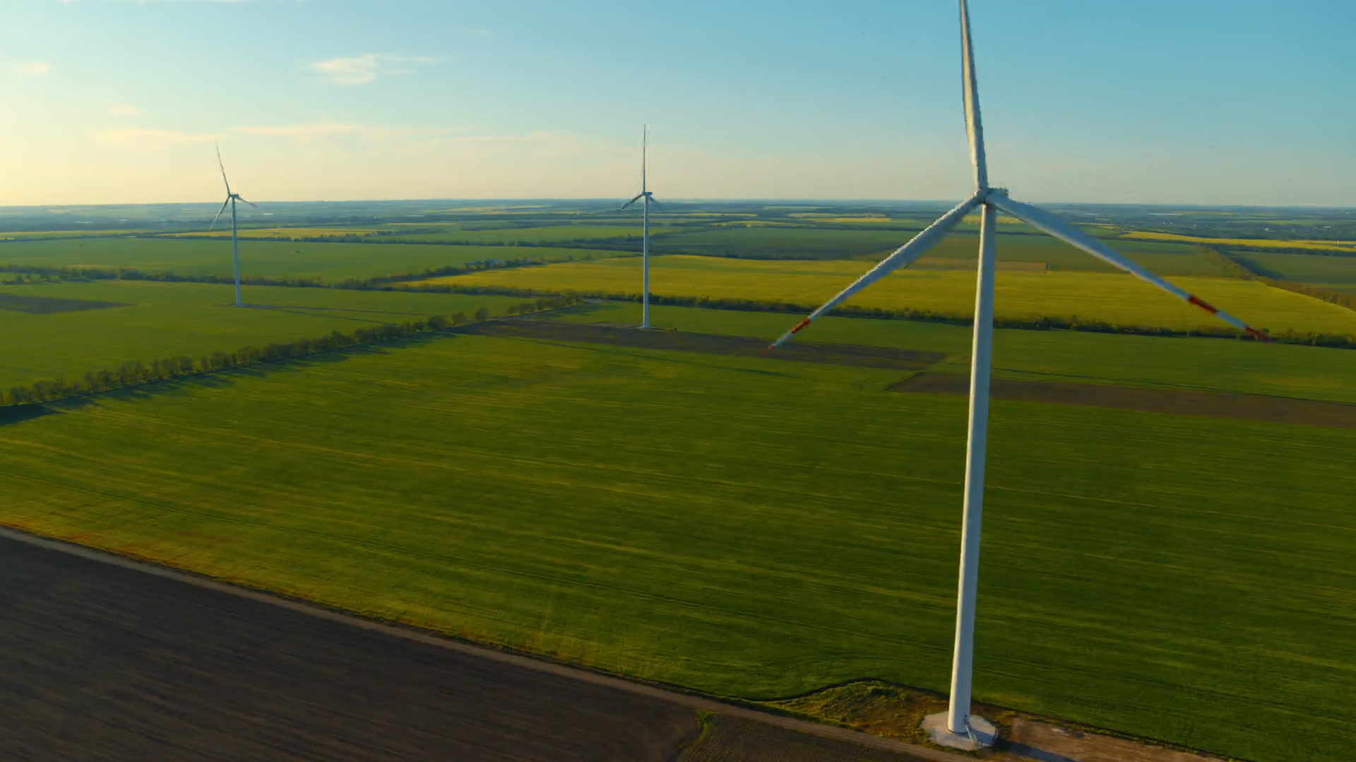 风力发电机在绿色田野中生产生态可再生电力视频特效素材-千库网