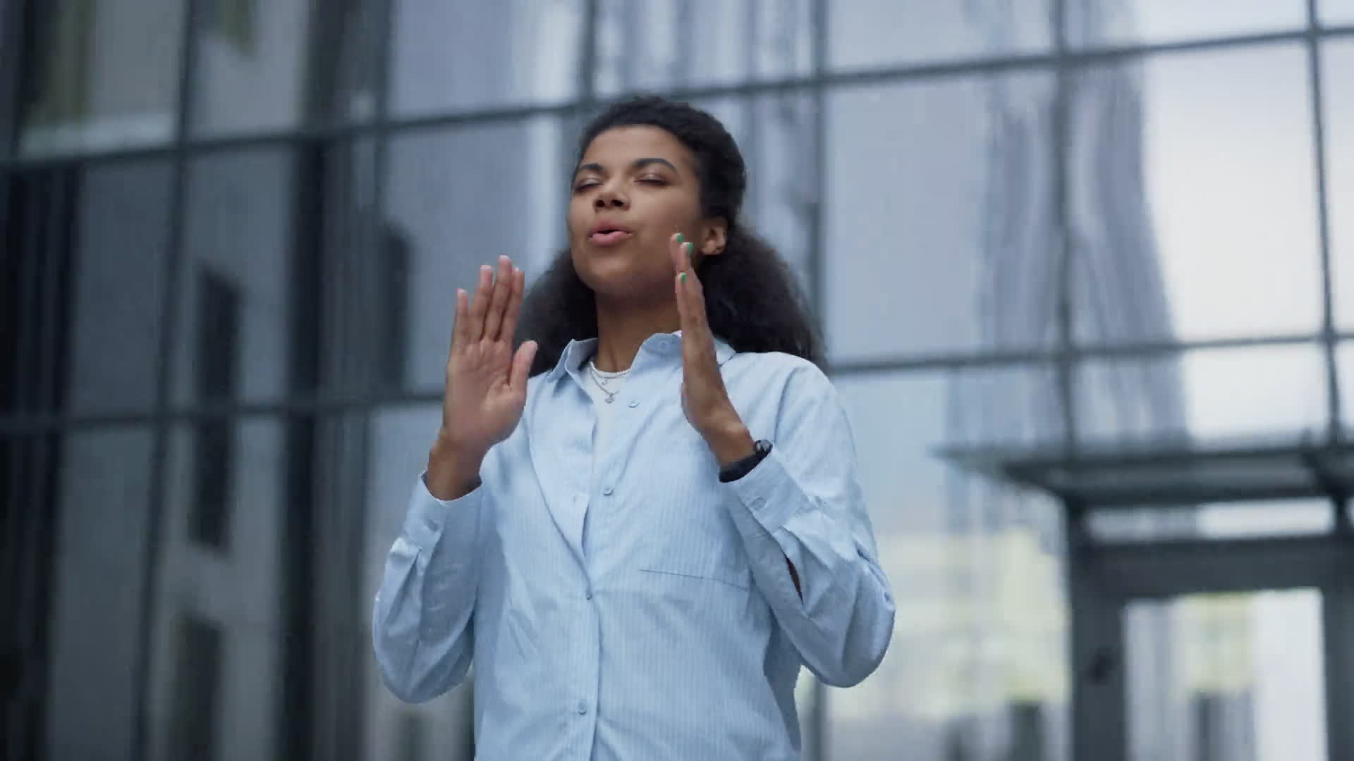 专心致志的工作人员在办公楼的特写镜头前冥想冷静的女商人放松视频特效素材-千库网