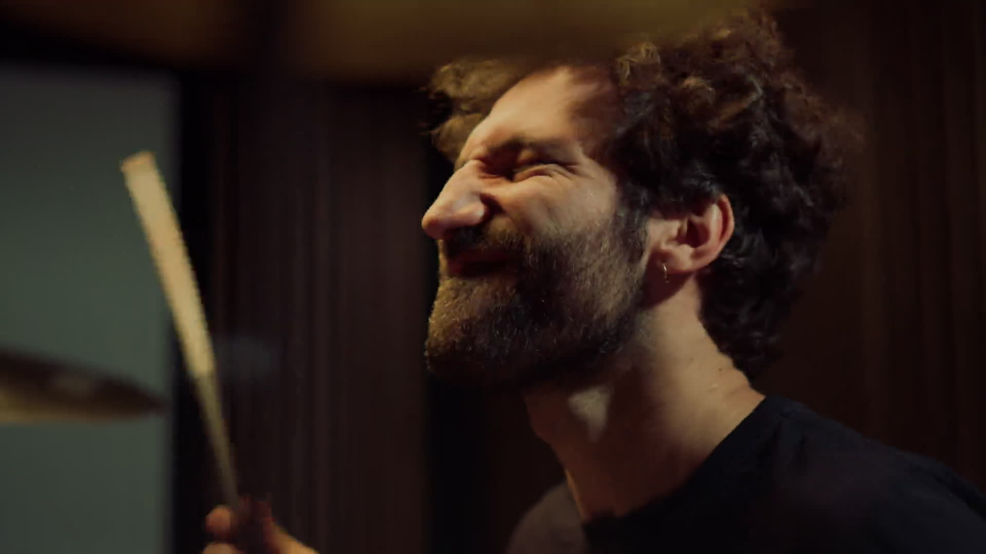 在录音棚里制作摇滚乐的音乐家演奏摇滚乐的鼓手视频特效素材-千库网