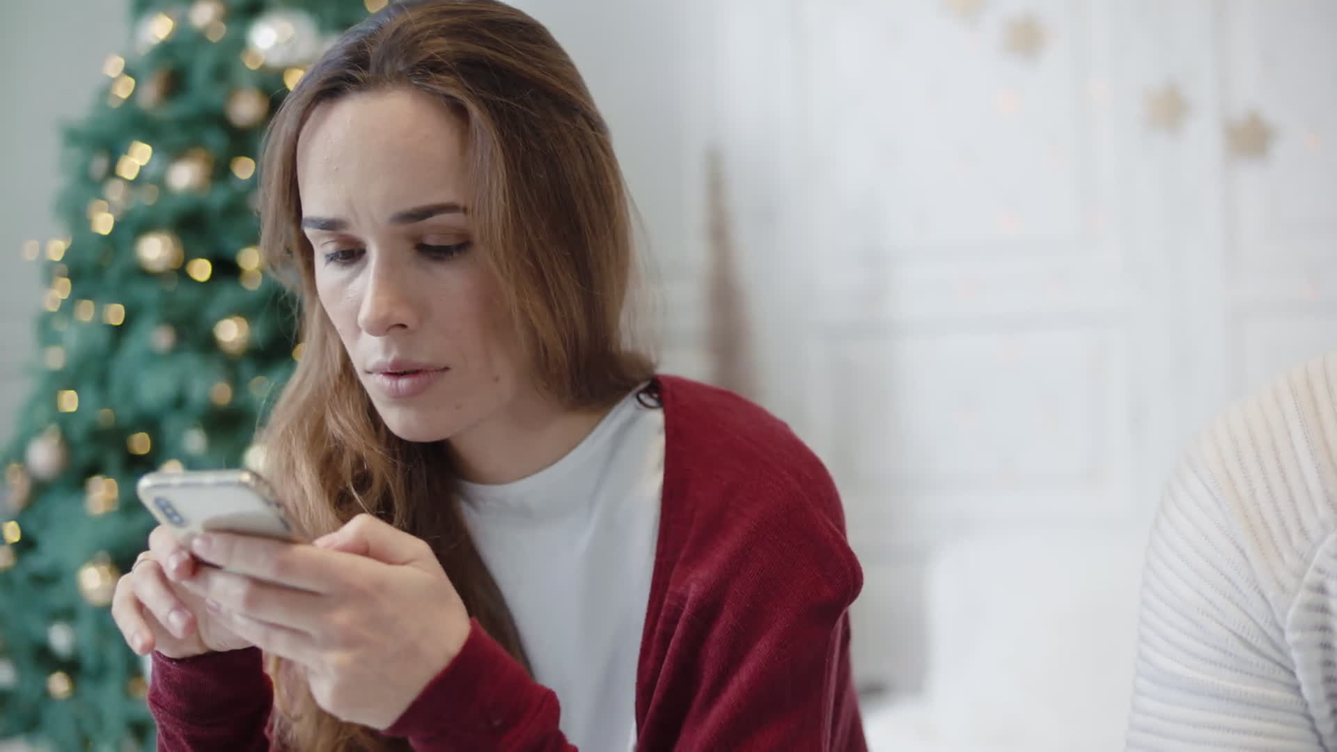 一位女士在豪宅里聚精会神地看智能手机视频特效素材-千库网