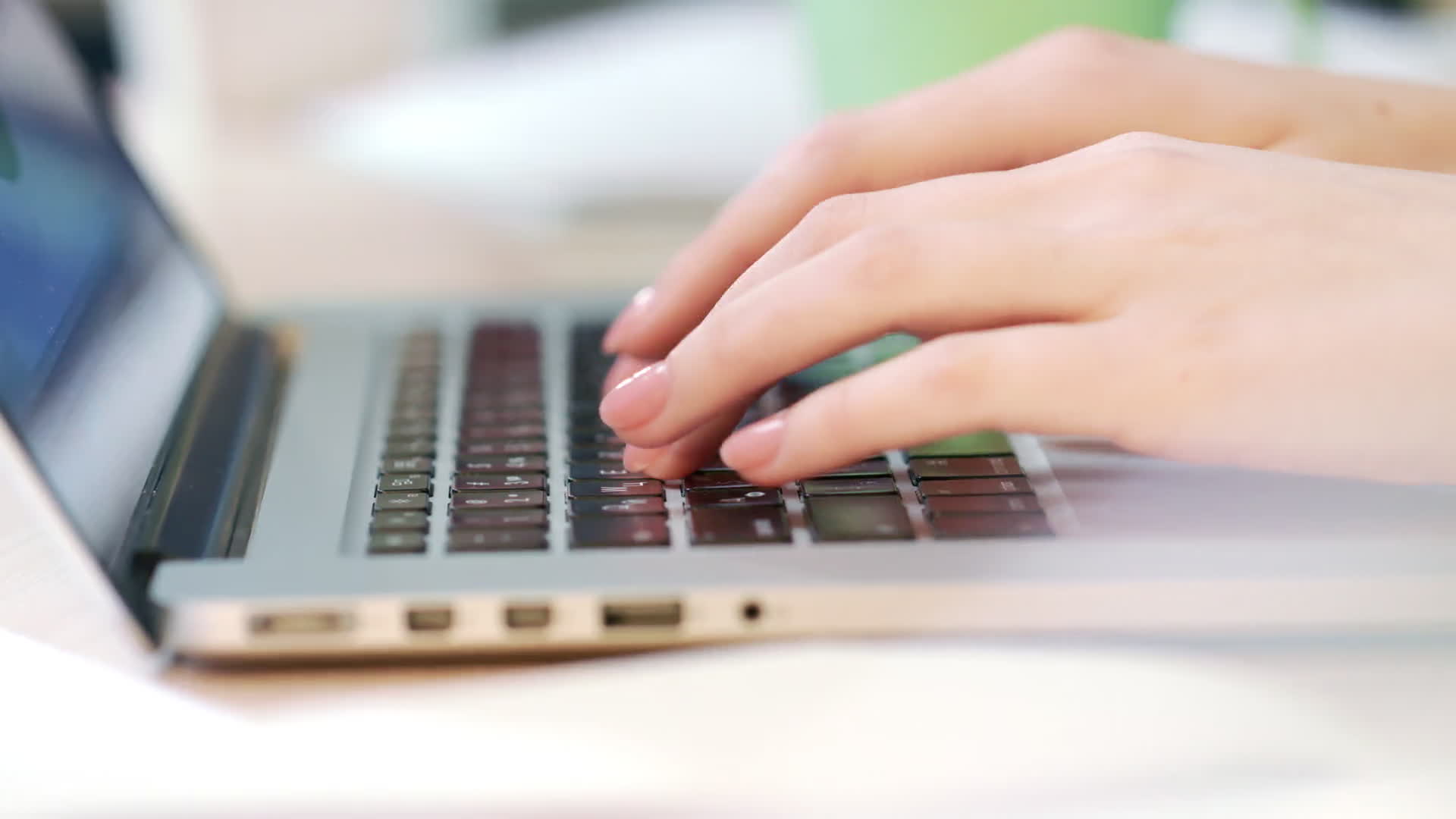 在笔记本电脑上工作的女人手工人在键盘上打字视频特效素材-千库网