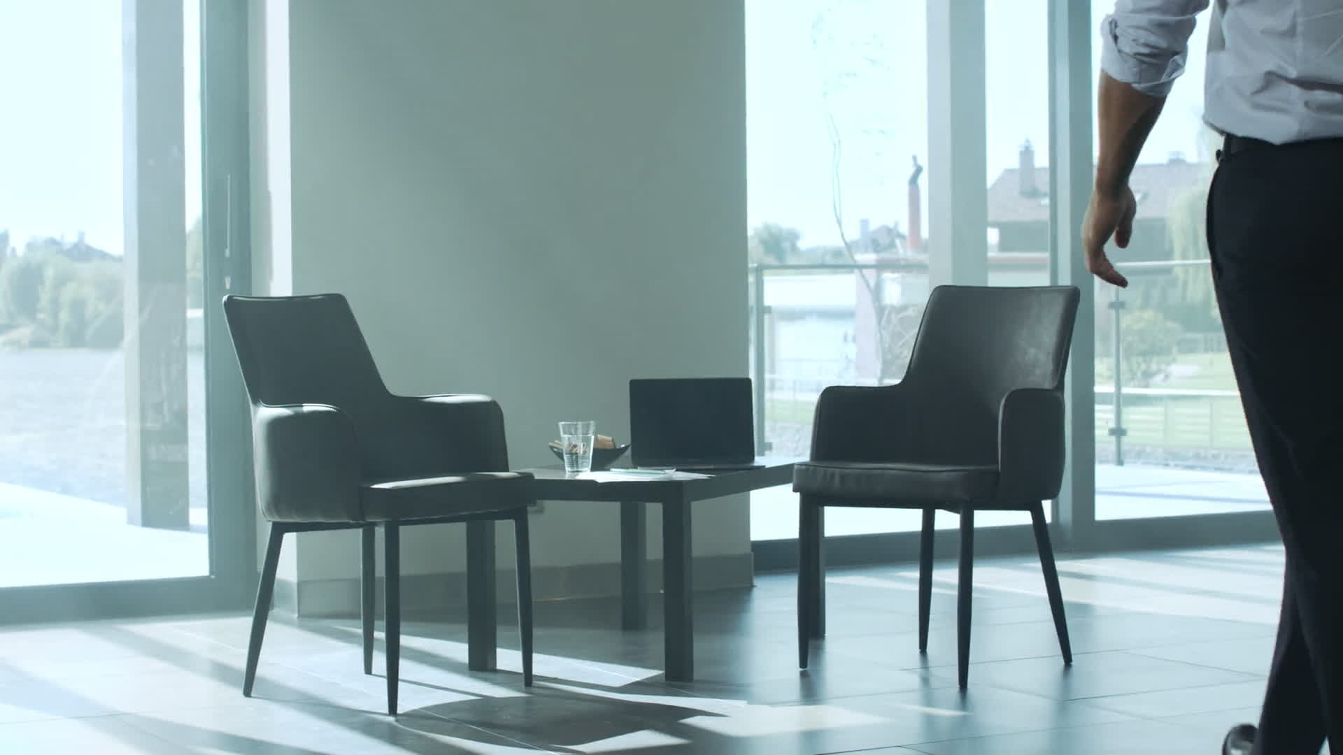 坐在豪宅椅子上的休闲商人在家办公的富人视频特效素材-千库网