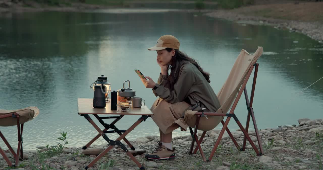 年轻女孩傍晚在野外露营4视频特效素材-千库网