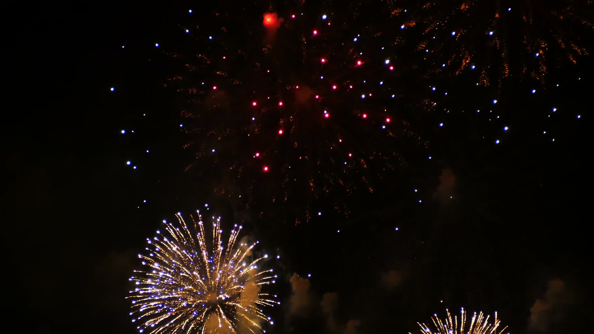 4K近景绚丽烟花节夜空绽放视频特效素材-千库网