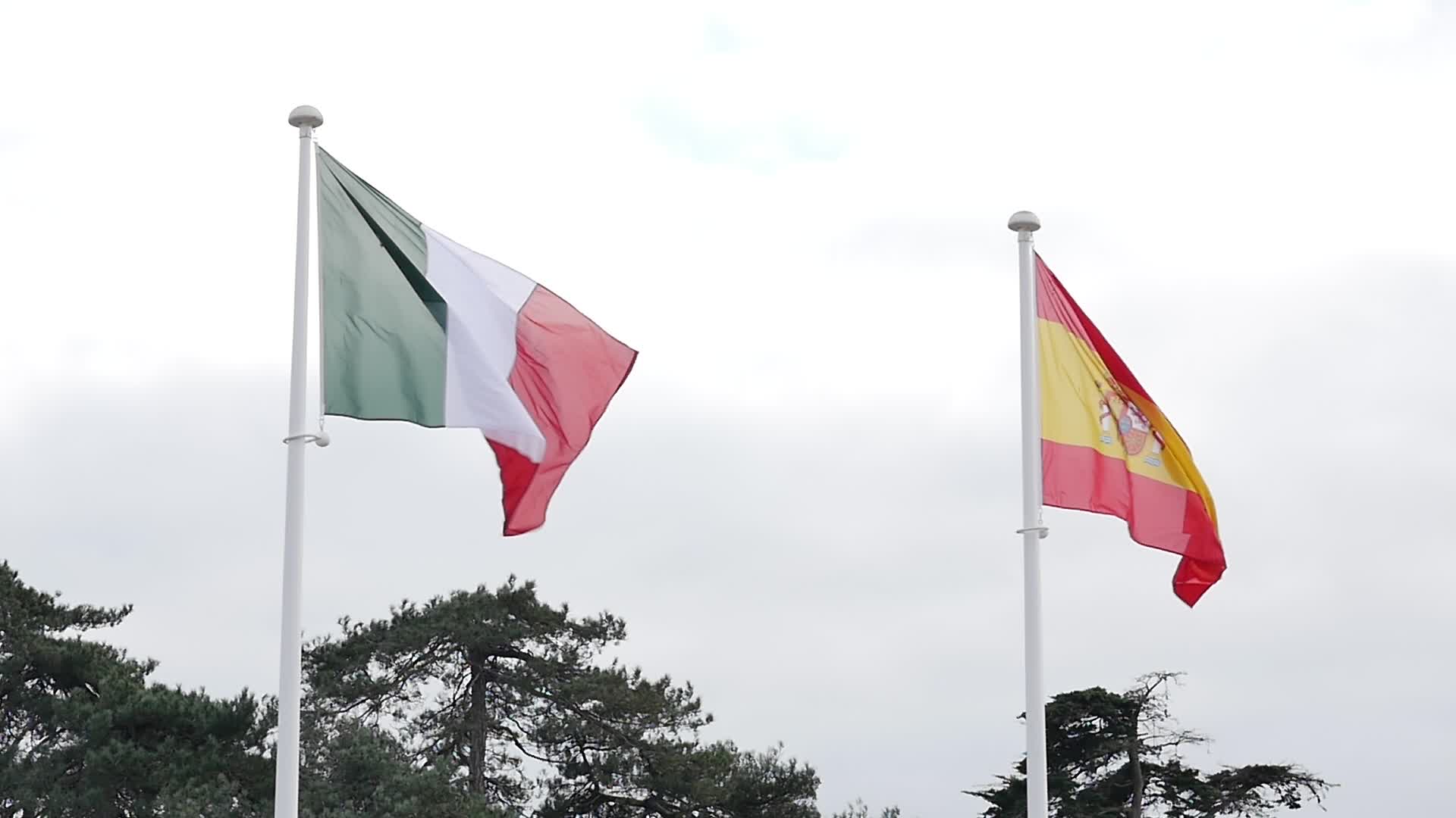 西班牙和意大利国旗一起为意大利和西班牙国旗挥舞的消息拍摄慢动作视频特效素材-千库网