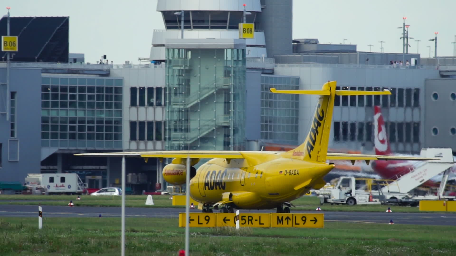 多尼埃328310喷气式救护车滑行视频特效素材-千库网