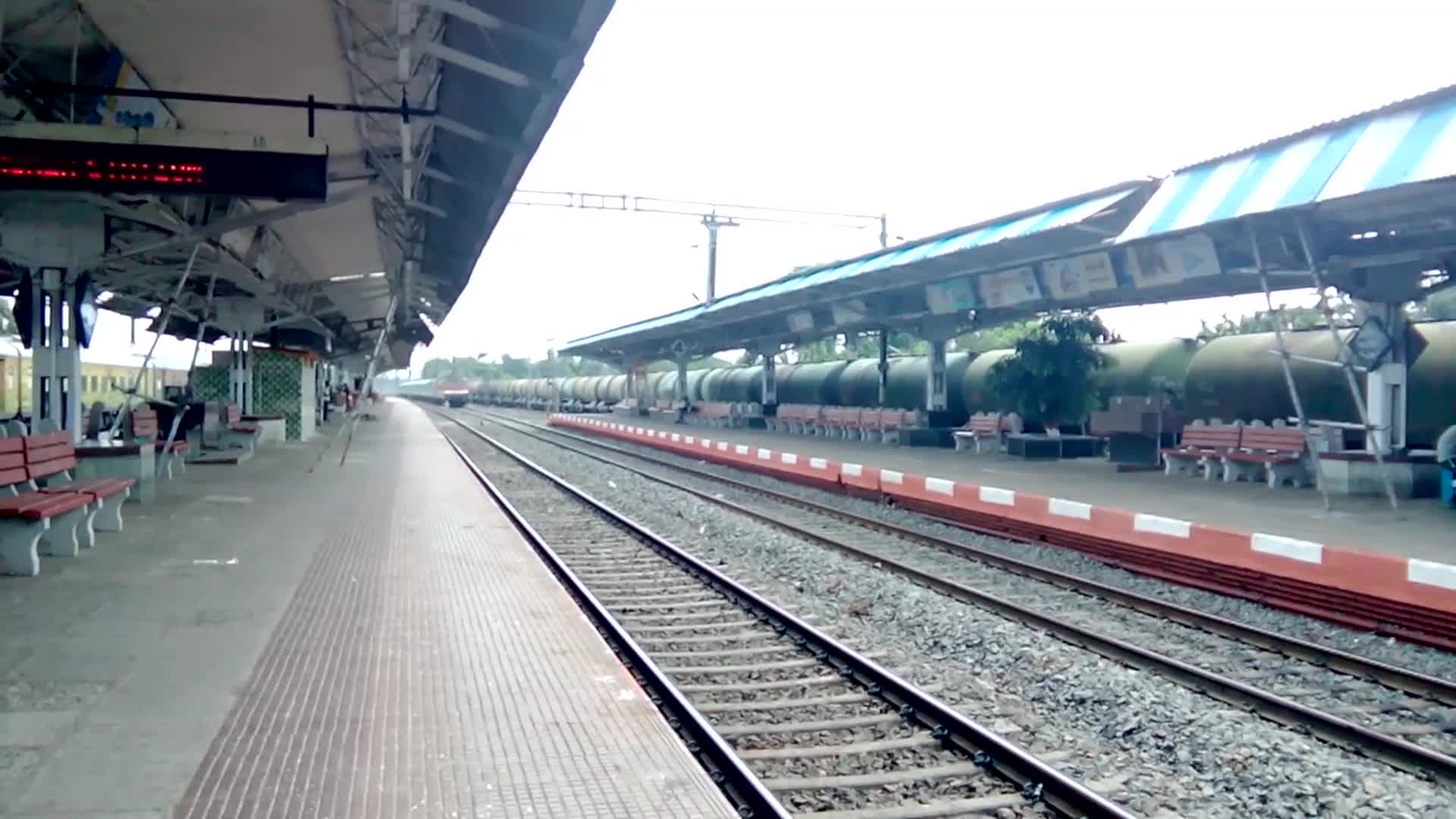 萨塔布迪快车12278普里至豪拉路口在郊区铁路枢纽火车站的铁轨上运行的印度高速列车加尔各答西孟加拉邦印度南亚2019年11月视频特效素材-千库网