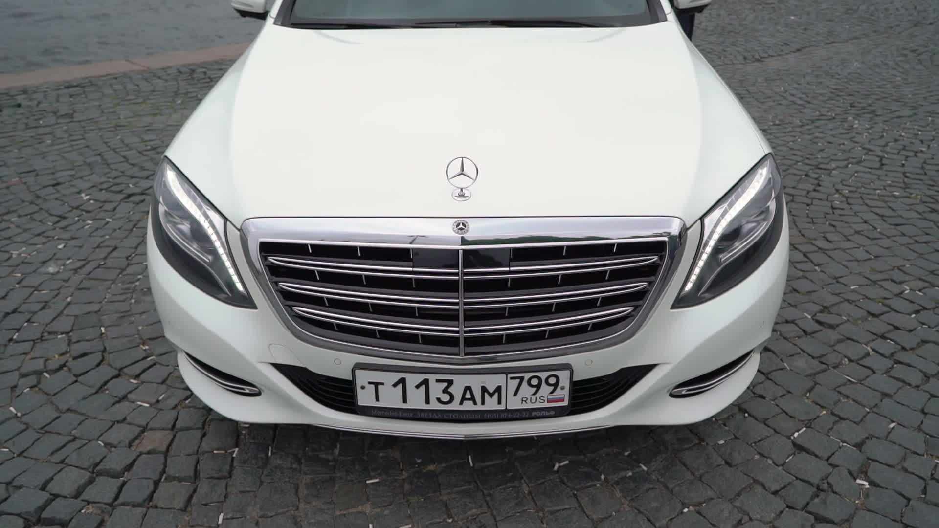 俄罗斯圣彼得堡2019年6月15日豪华白色奔驰级222轿车视频特效素材-千库网