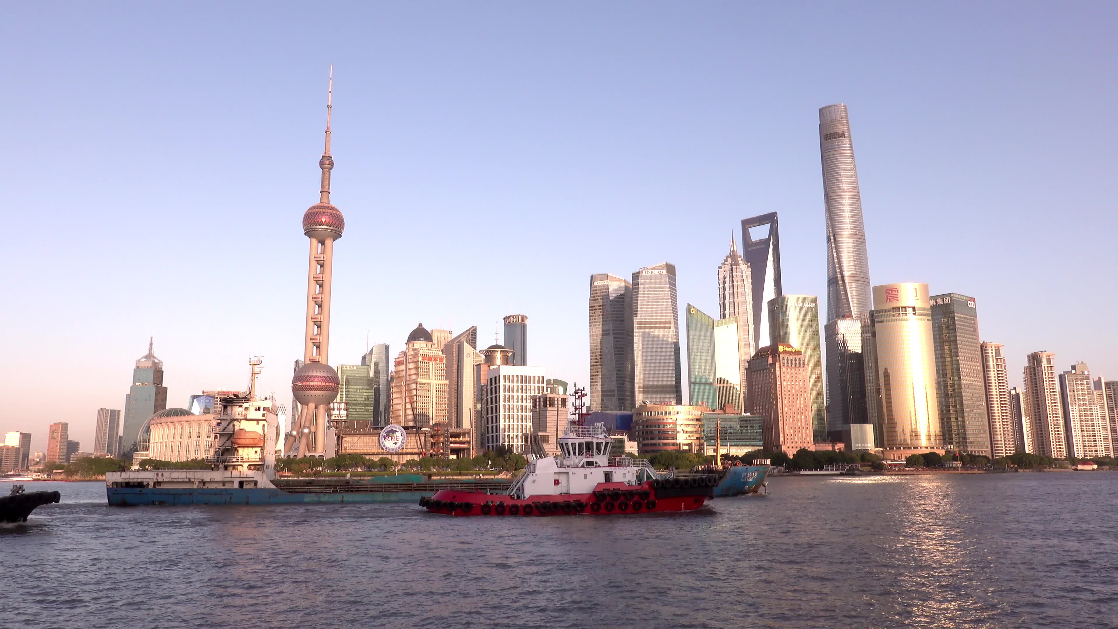 陆家嘴天际线和黄浦江日落时的驳船景观上海中国视频特效素材-千库网